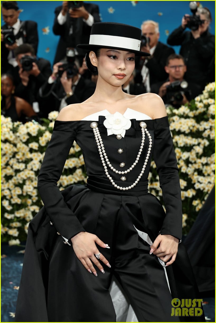 BLACKPINK's Jennie, Lisa & Rosé Arrive Separately at Met Gala 2025: Photo 5153611 | Photos ...