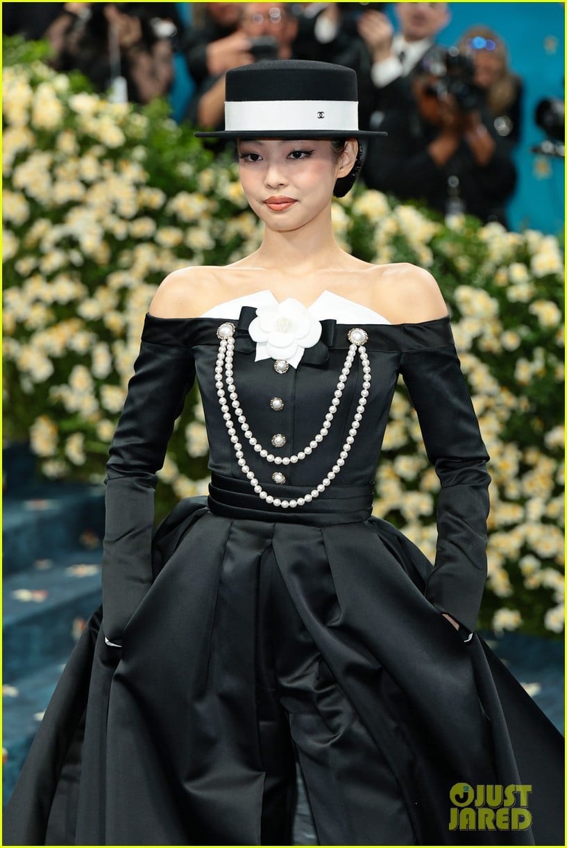 BLACKPINK's Jennie, Lisa & Rosé Arrive Separately at Met Gala 2025 ...