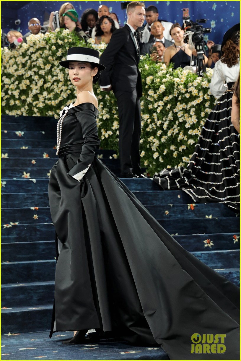 BLACKPINK's Jennie, Lisa & Rosé Arrive Separately at Met Gala 2025 ...