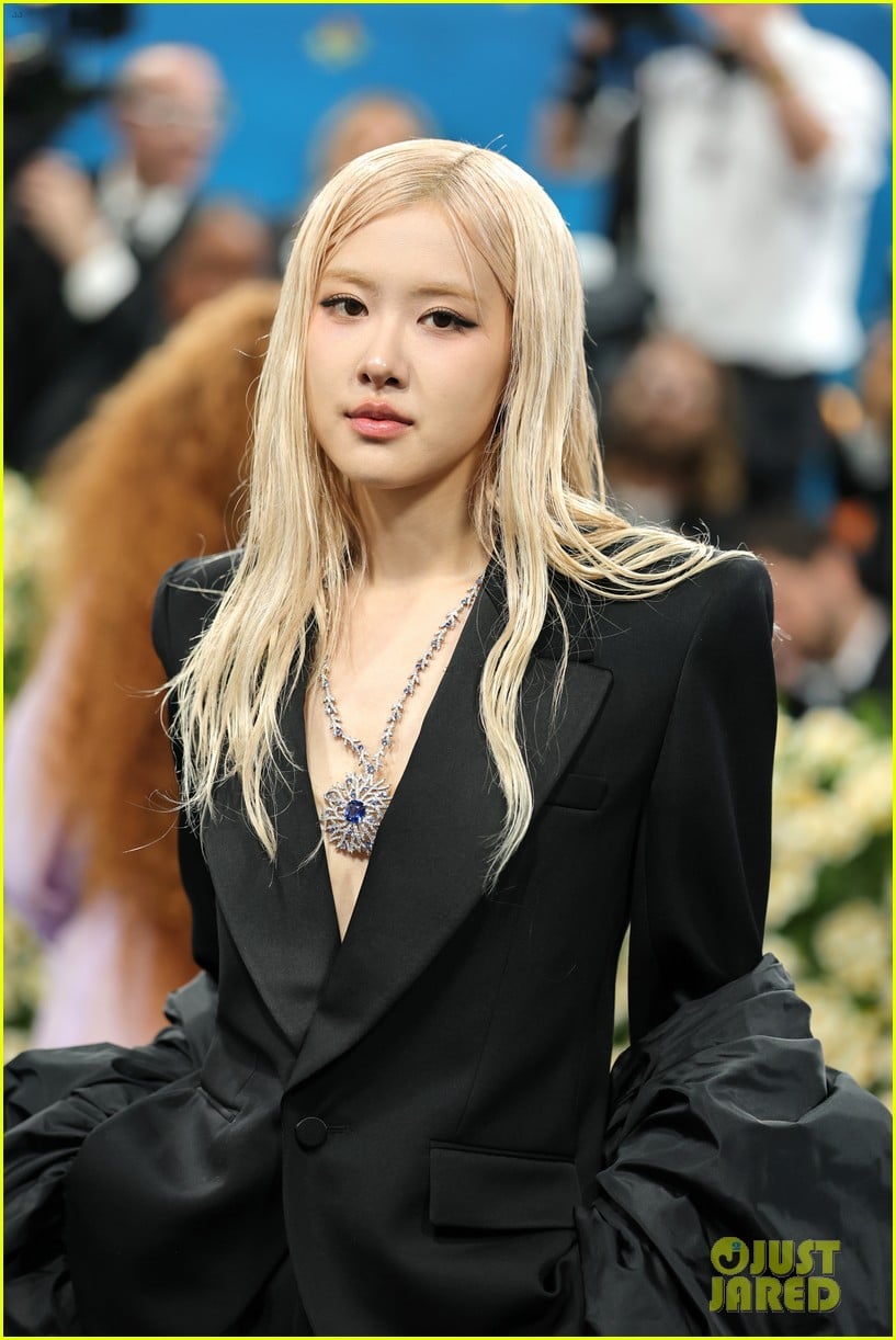 BLACKPINK's Jennie, Lisa & Rosé Arrive Separately at Met Gala 2025: Photo 5153638 | Photos ...