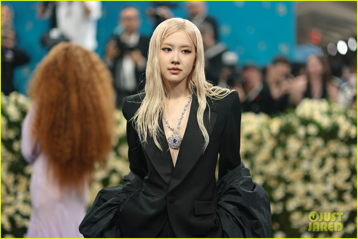 BLACKPINK's Jennie, Lisa & Rosé Arrive Separately at Met Gala 2025: Photo 5153639 | Photos ...
