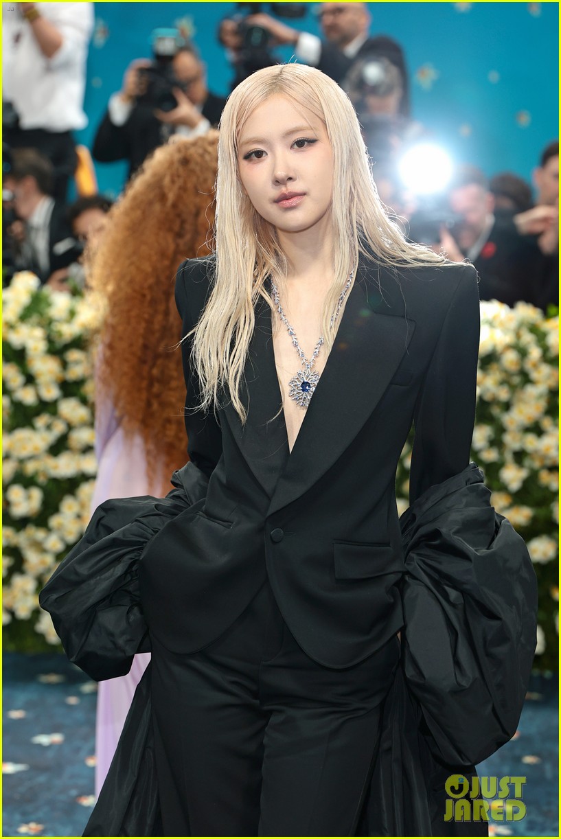 BLACKPINK's Jennie, Lisa & Rosé Arrive Separately at Met Gala 2025 ...