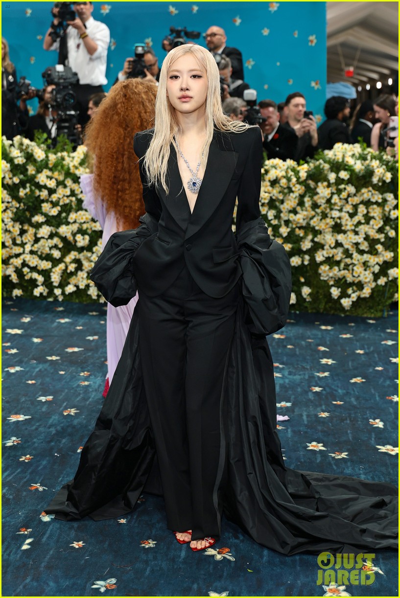 BLACKPINK's Jennie, Lisa & Rosé Arrive Separately at Met Gala 2025: Photo 5153641 | Photos ...