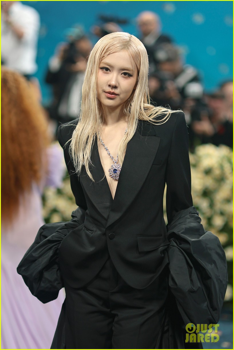 BLACKPINK's Jennie, Lisa & Rosé Arrive Separately at Met Gala 2025 ...