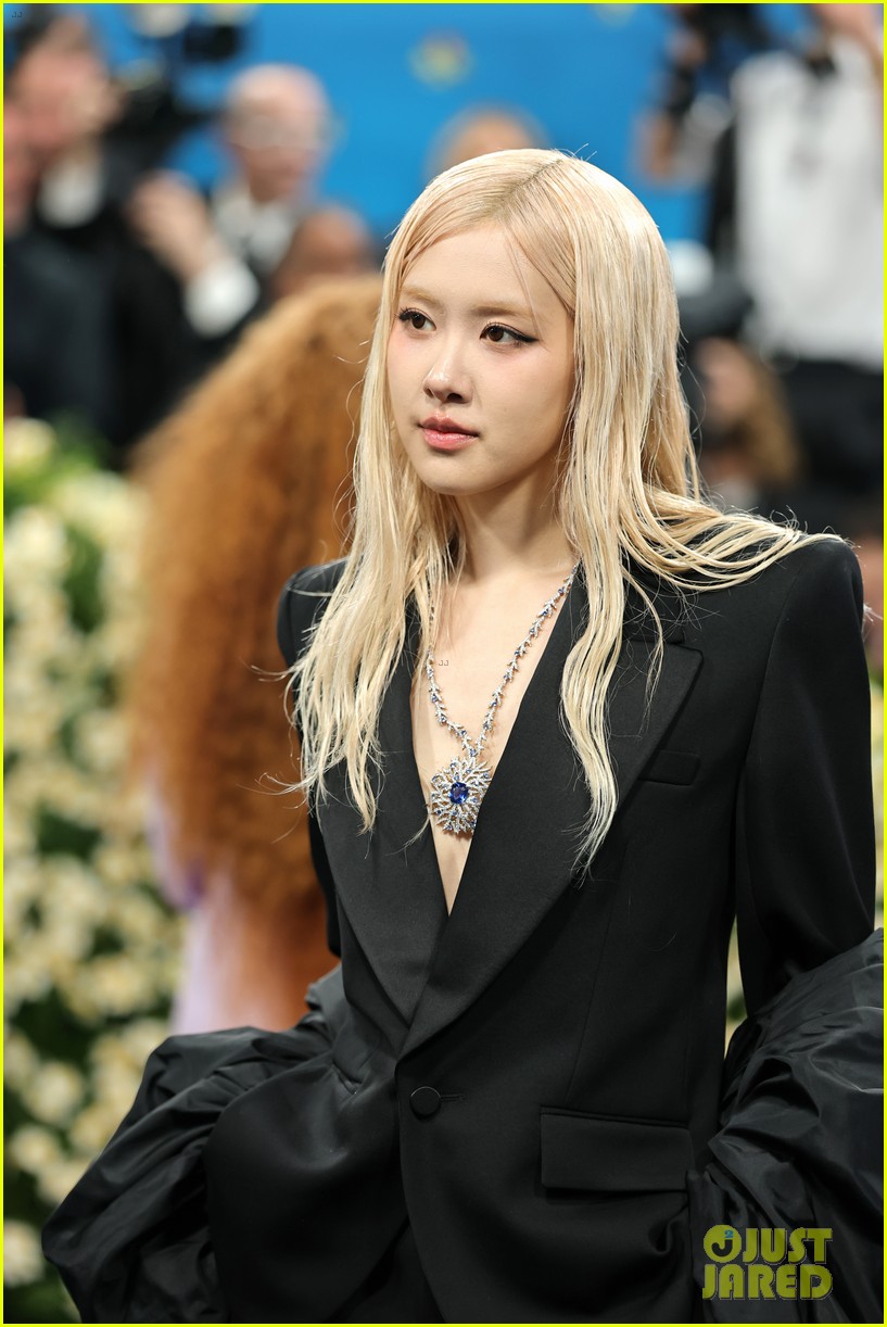 BLACKPINK's Jennie, Lisa & Rosé Arrive Separately at Met Gala 2025: Photo 5153644 | Photos ...