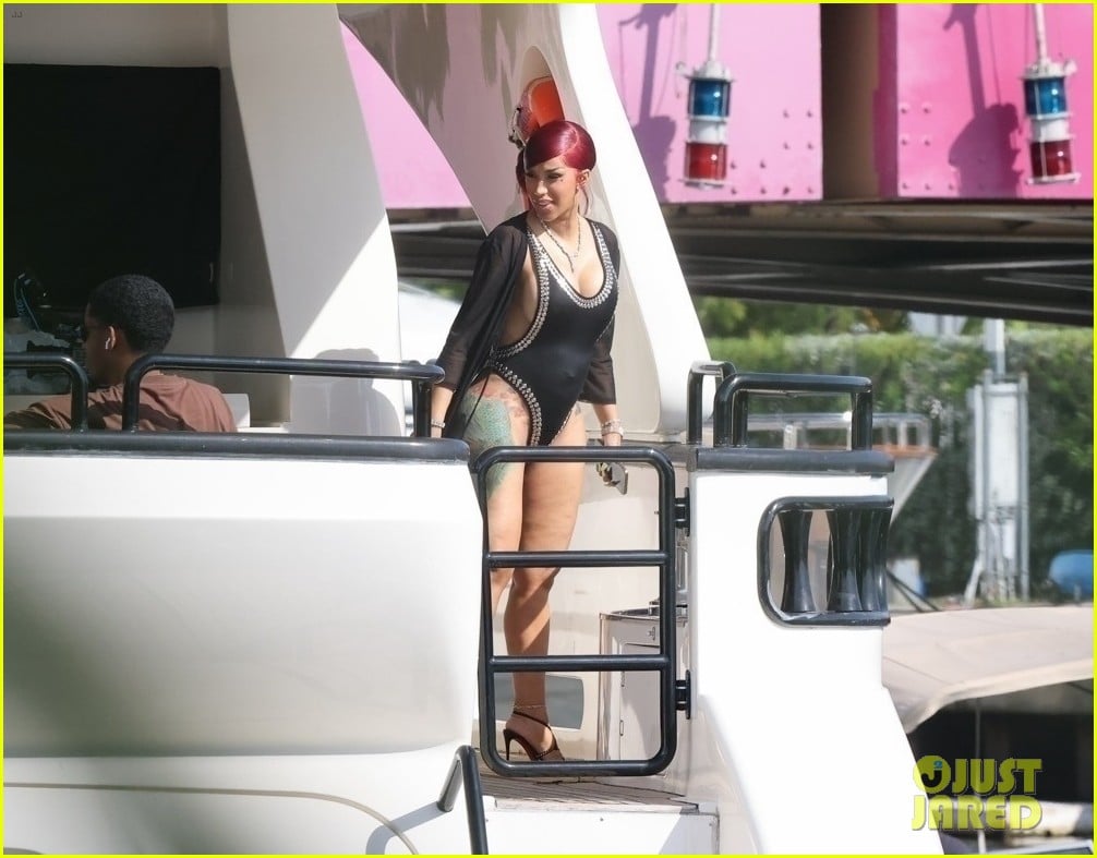 Cardi B & New Boyfriend Stefon Diggs Celebrate Memorial Day Holiday on a Yacht in Miami: Photo ...