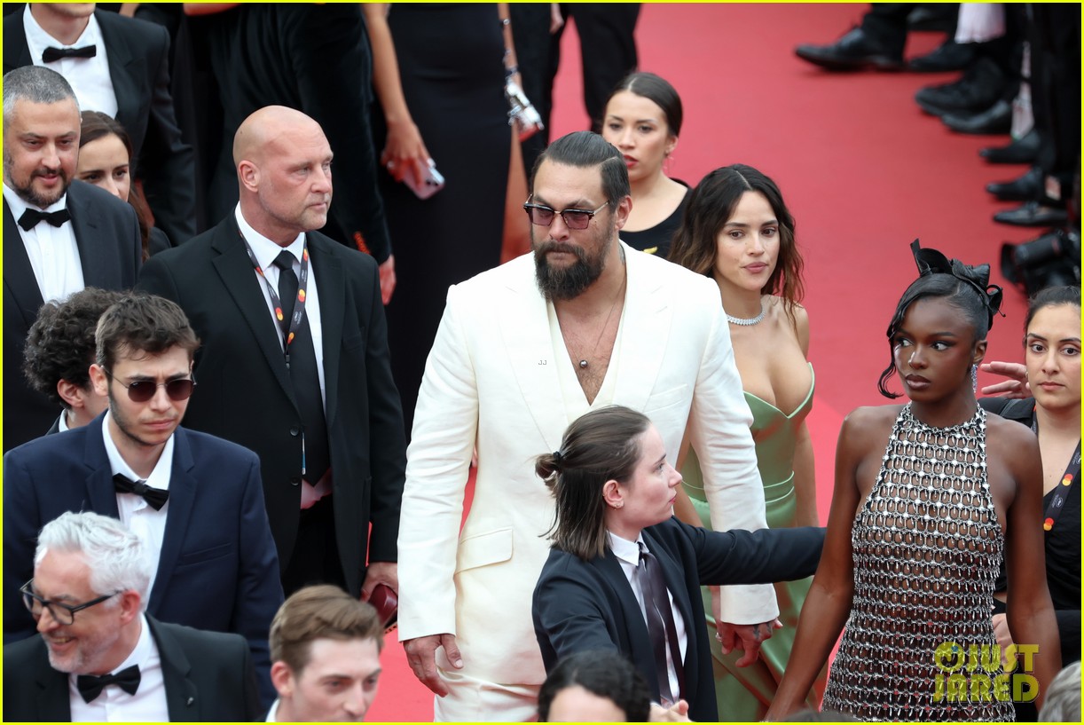 Dakota Johnson Joins Adria Arjona & Boyfriend Jason Momoa at ...