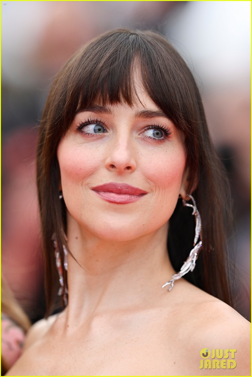 Dakota Johnson Joins Adria Arjona & Boyfriend Jason Momoa at ...