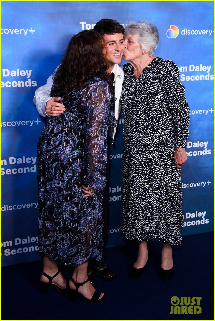 Tom Daley Gets Support From Diving Partners Noah Williams & Matty Lee ...