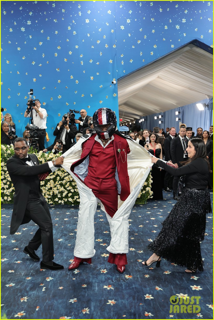 Damson Idris Rips Off 'F1' Movie Racing Suit to Reveal Red Look at Met ...