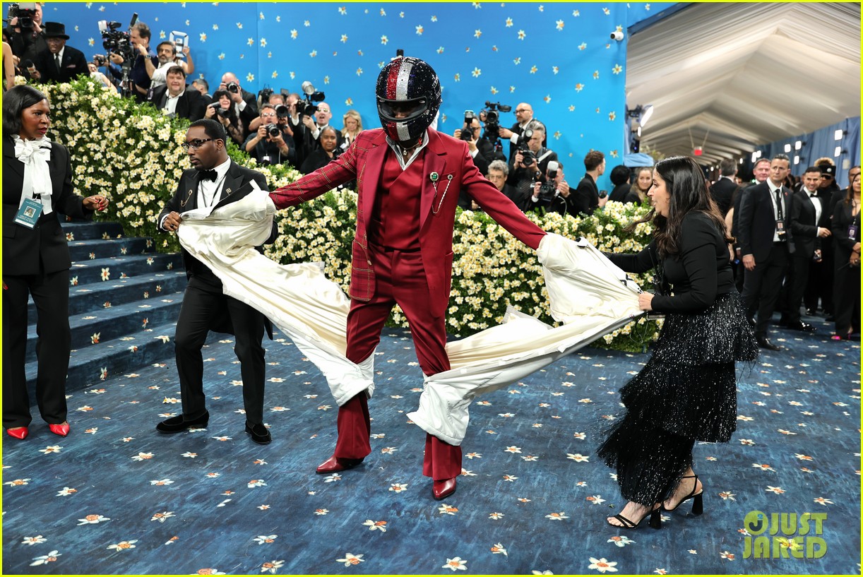 Photo: damson idris rips off f1 movie racesuit at met gala 2025 16 | Photo 5153537 | Just Jared ...