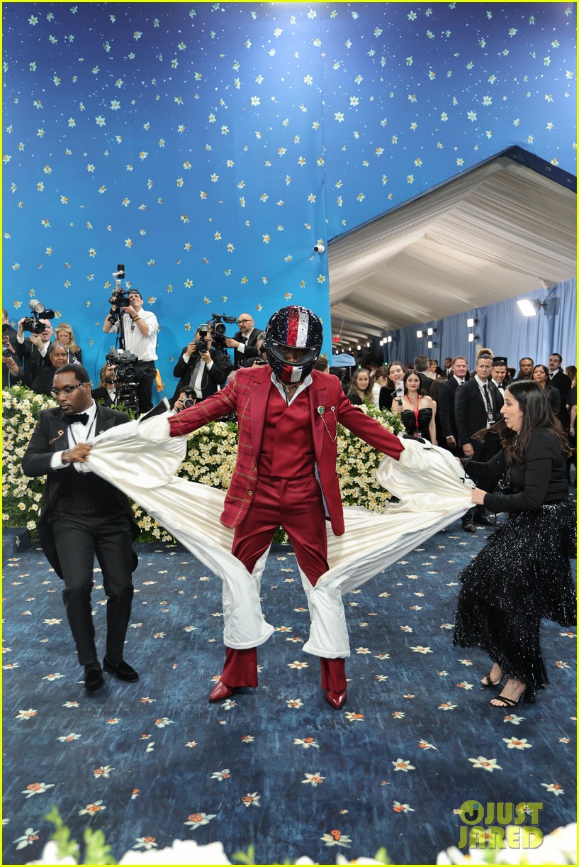 Damson Idris Rips Off 'F1' Movie Racing Suit to Reveal Red Look at Met ...