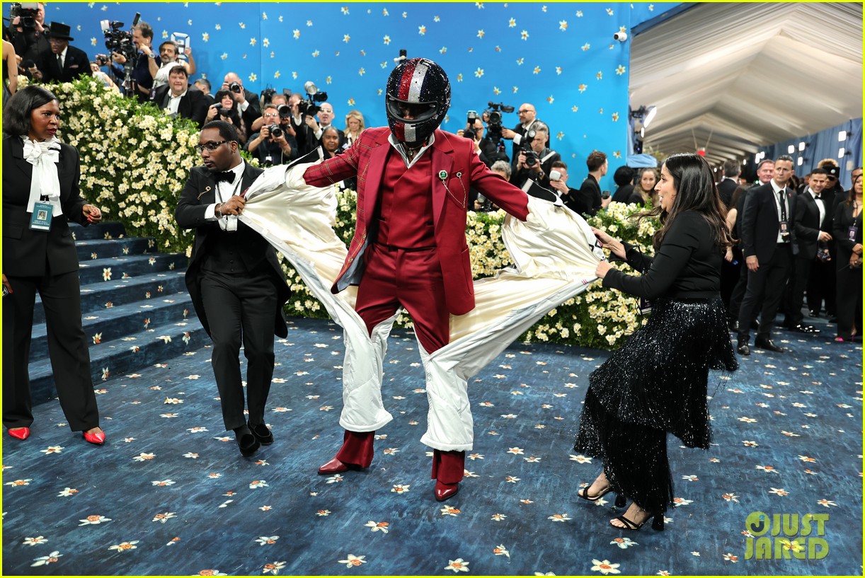 Damson Idris Rips Off 'F1' Movie Racing Suit to Reveal Red Look at Met ...