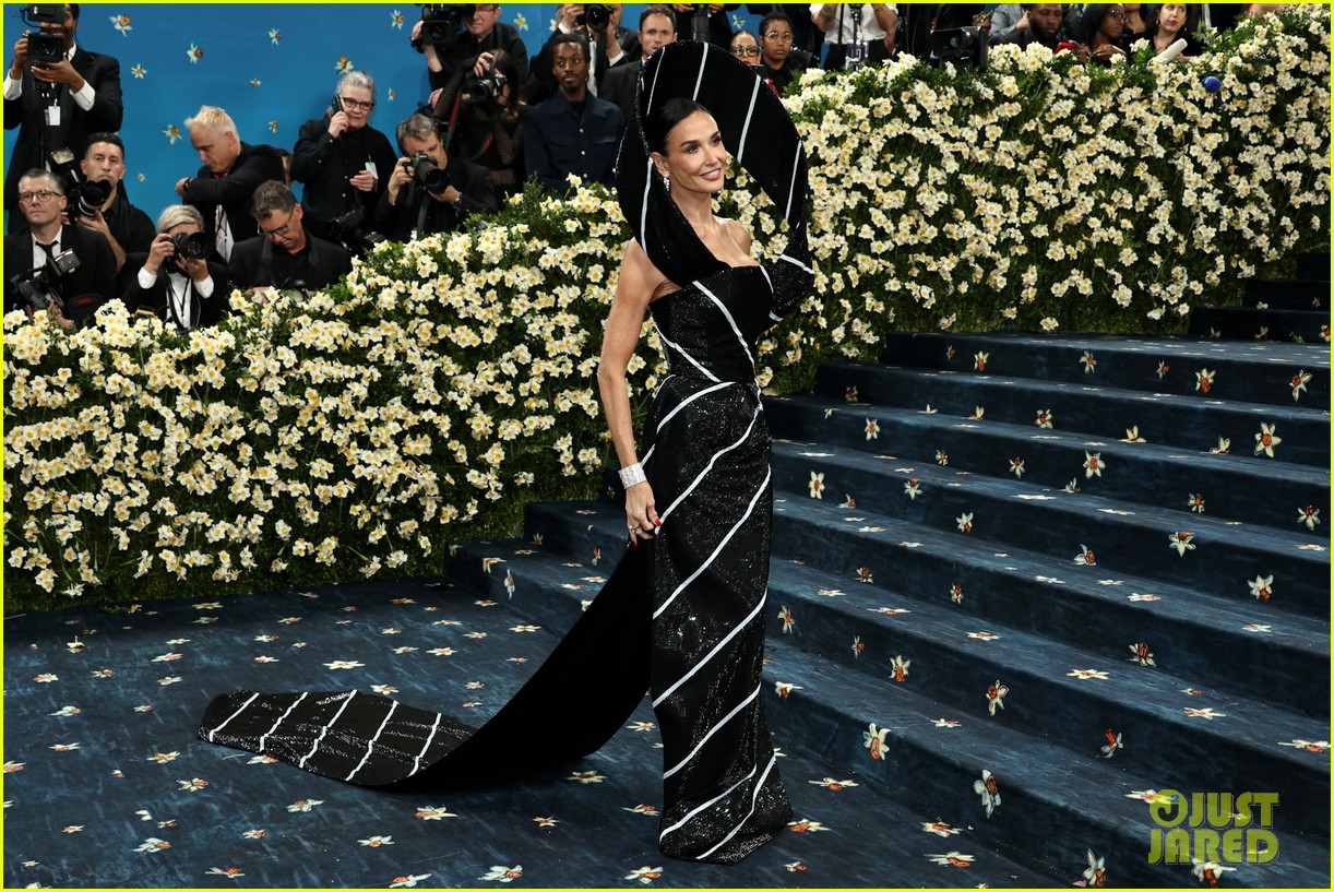 Demi Moore Wears a Literal Neck Tie at Met Gala 2025!: Photo 5153409 ...