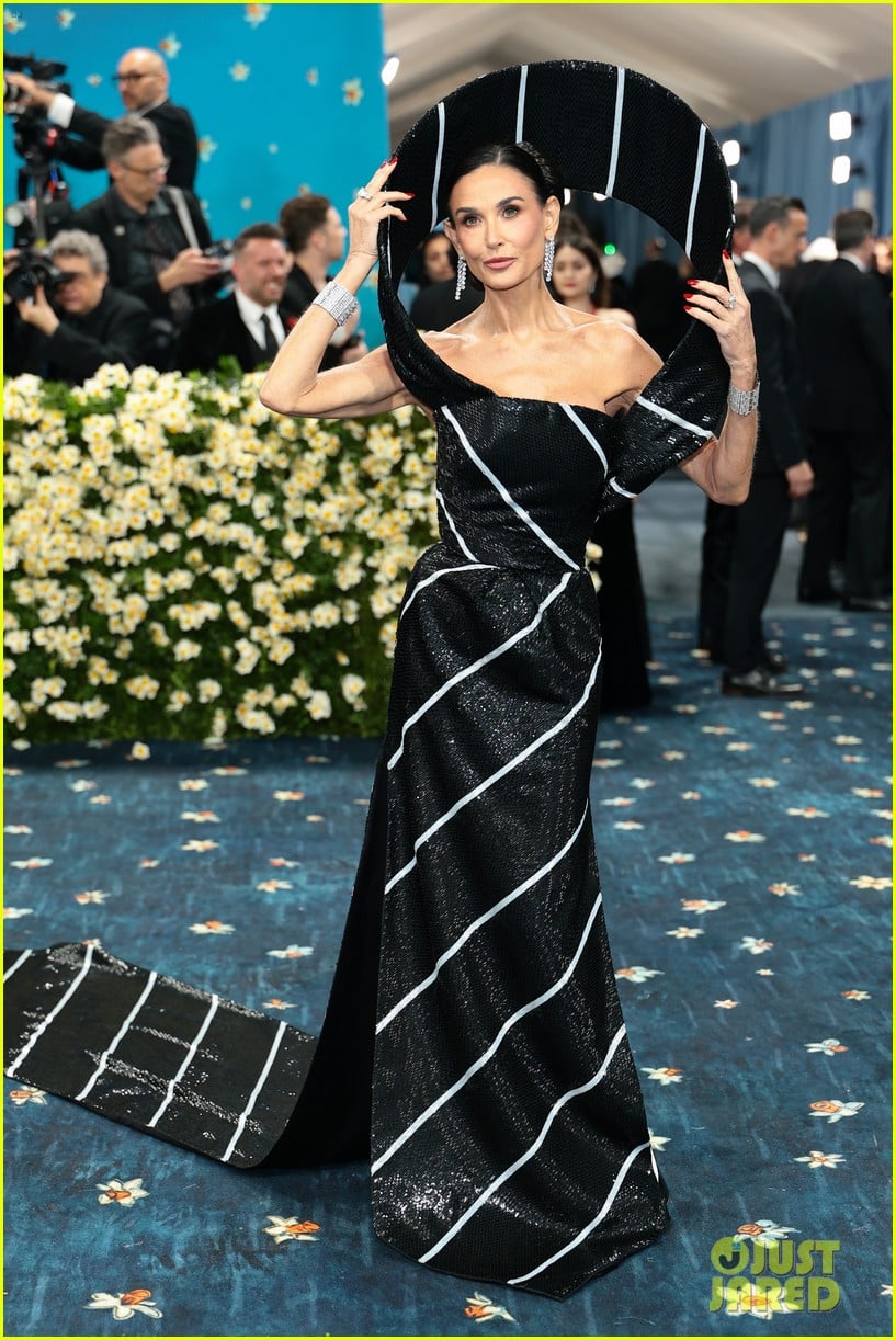 Demi Moore Wears a Literal Neck Tie at Met Gala 2025!: Photo 5153410 ...