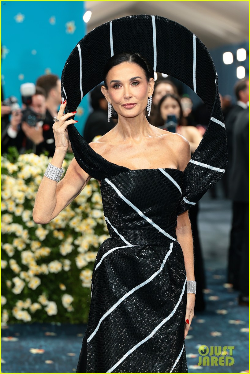 Demi Moore Wears a Literal Neck Tie at Met Gala 2025!: Photo 5153411 ...