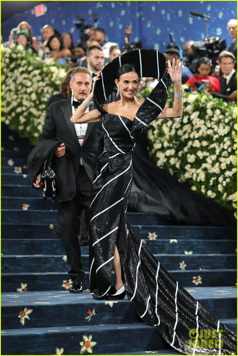 Demi Moore Wears a Literal Neck Tie at Met Gala 2025!: Photo 5153413 ...