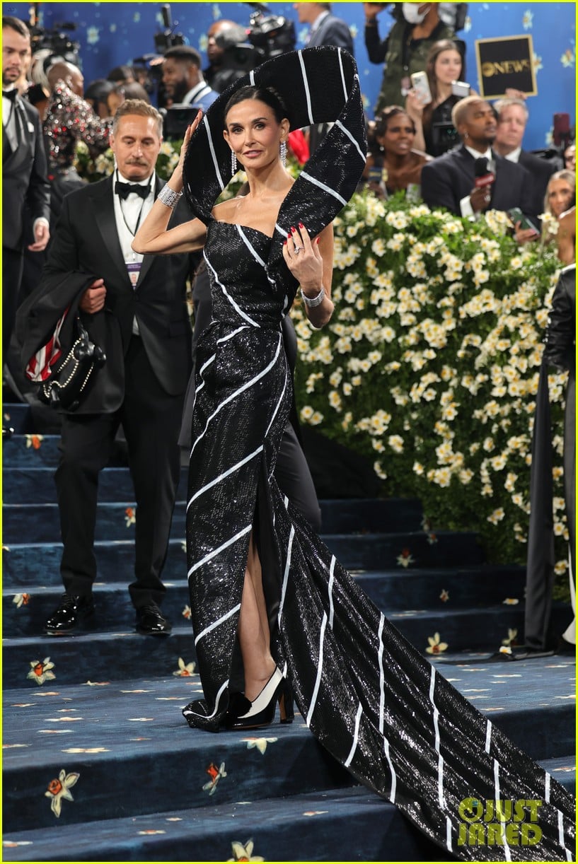 Demi Moore Wears a Literal Neck Tie at Met Gala 2025!: Photo 5153420 ...