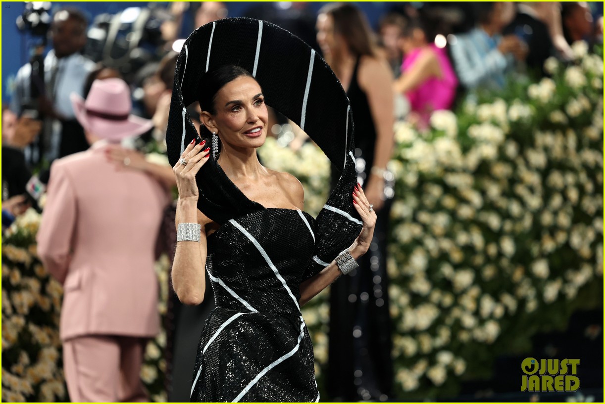 Demi Moore Wears a Literal Neck Tie at Met Gala 2025!: Photo 5153422 ...