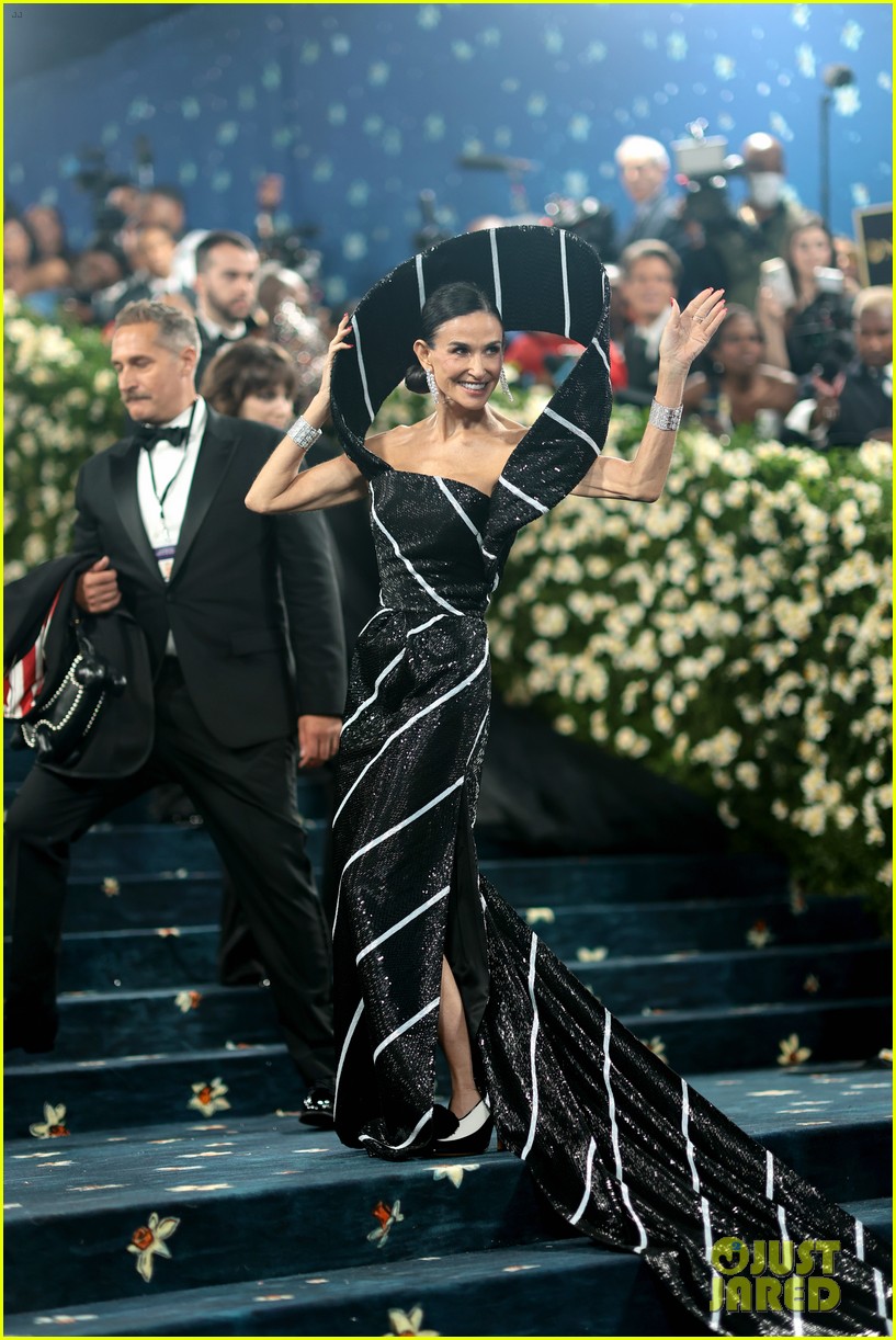 Demi Moore Wears a Literal Neck Tie at Met Gala 2025!: Photo 5153426 ...