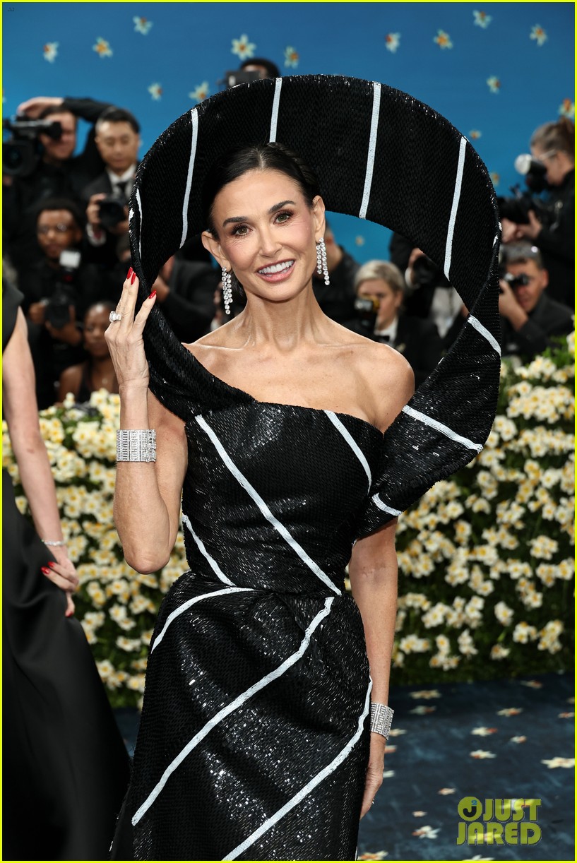 Demi Moore Wears a Literal Neck Tie at Met Gala 2025!: Photo 5153429 ...