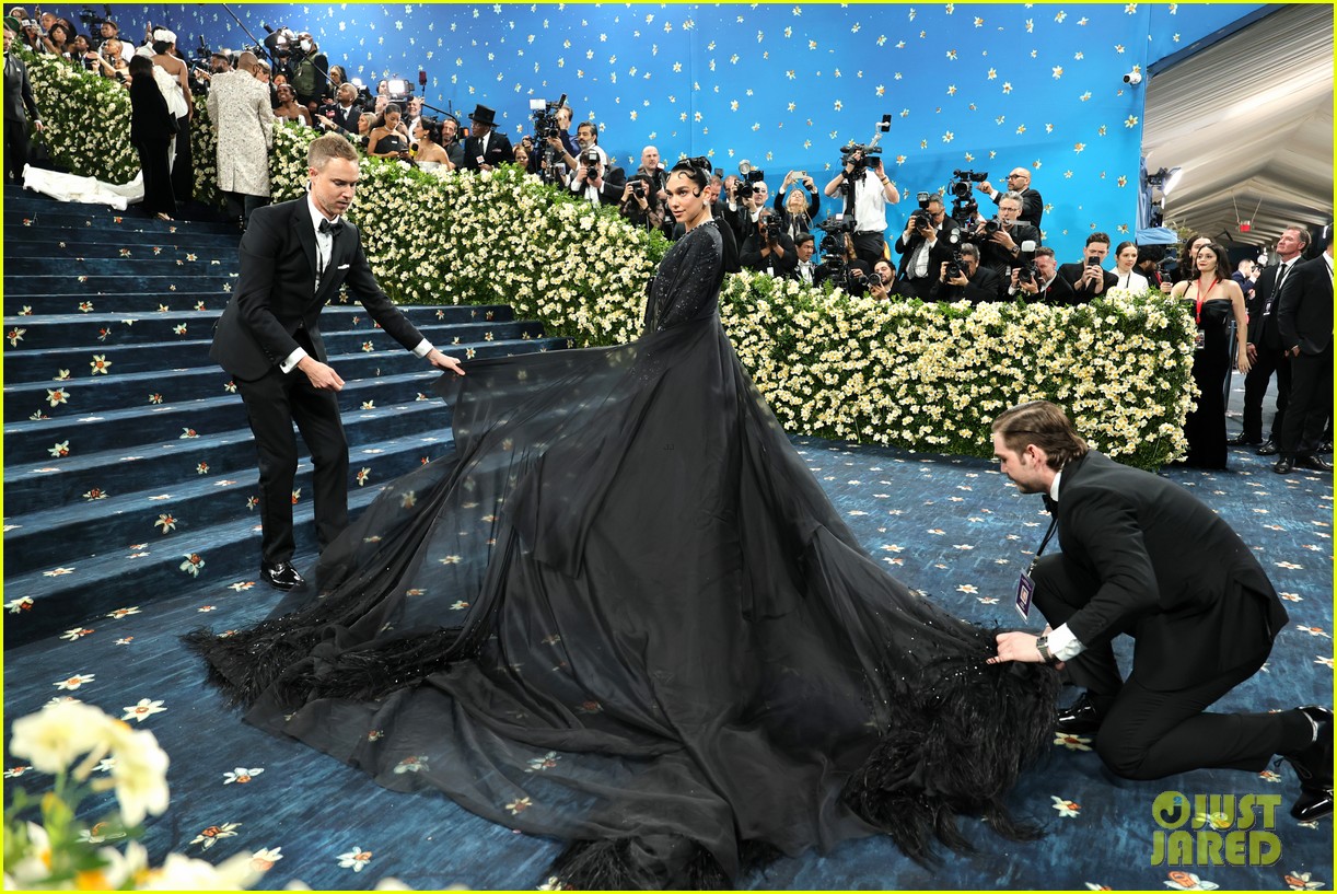 Dua Lipa & Rumored Fiancé Callum Turner Hit the Met Gala 2025 Red Carpet Together: Photo 5153234 ...