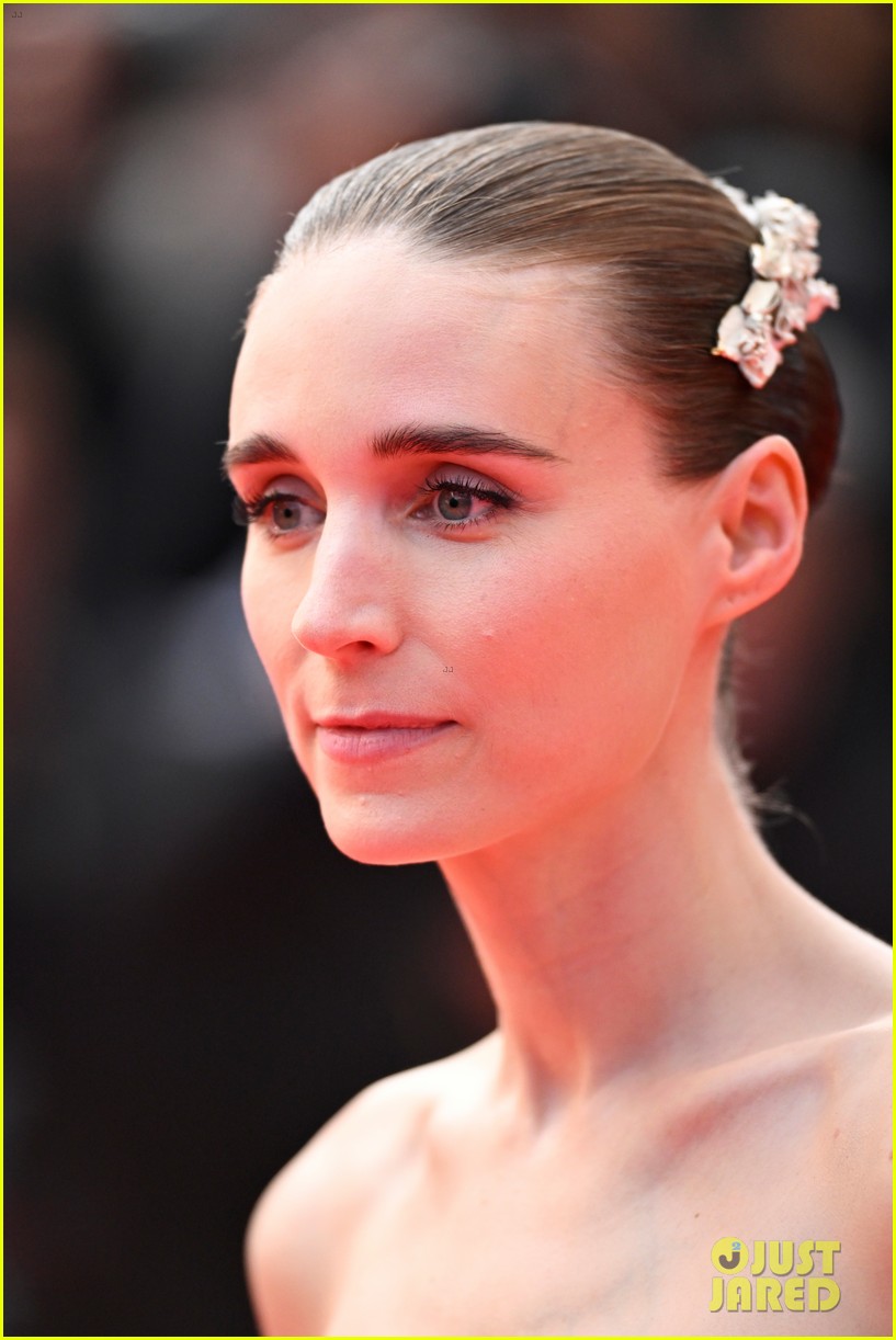 Emma Stone Joins 'Eddington' Cast Mates Pedro Pascal, Austin Butler ...