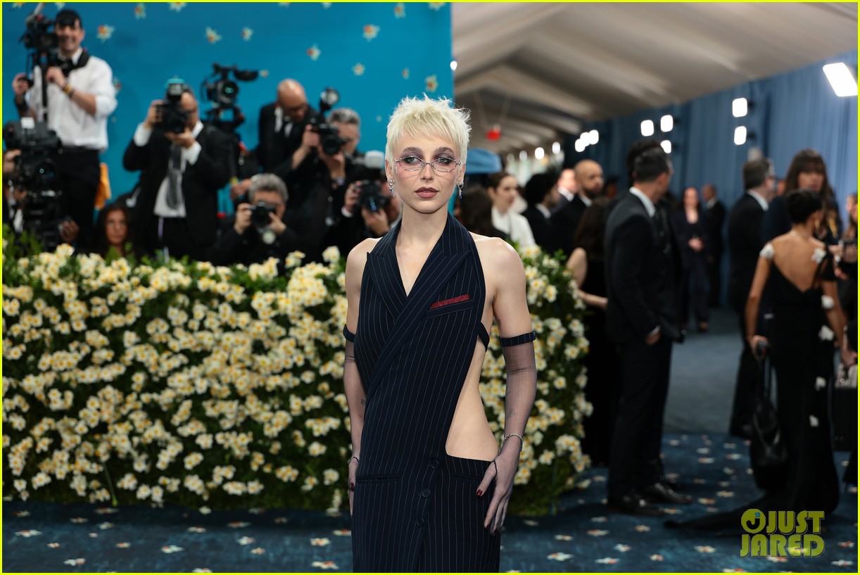 Vogue's Red Carpet Correspondent Emma Chamberlain Arrives for Met Gala ...