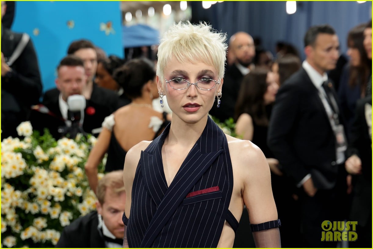 Vogue's Red Carpet Correspondent Emma Chamberlain Arrives for Met Gala ...