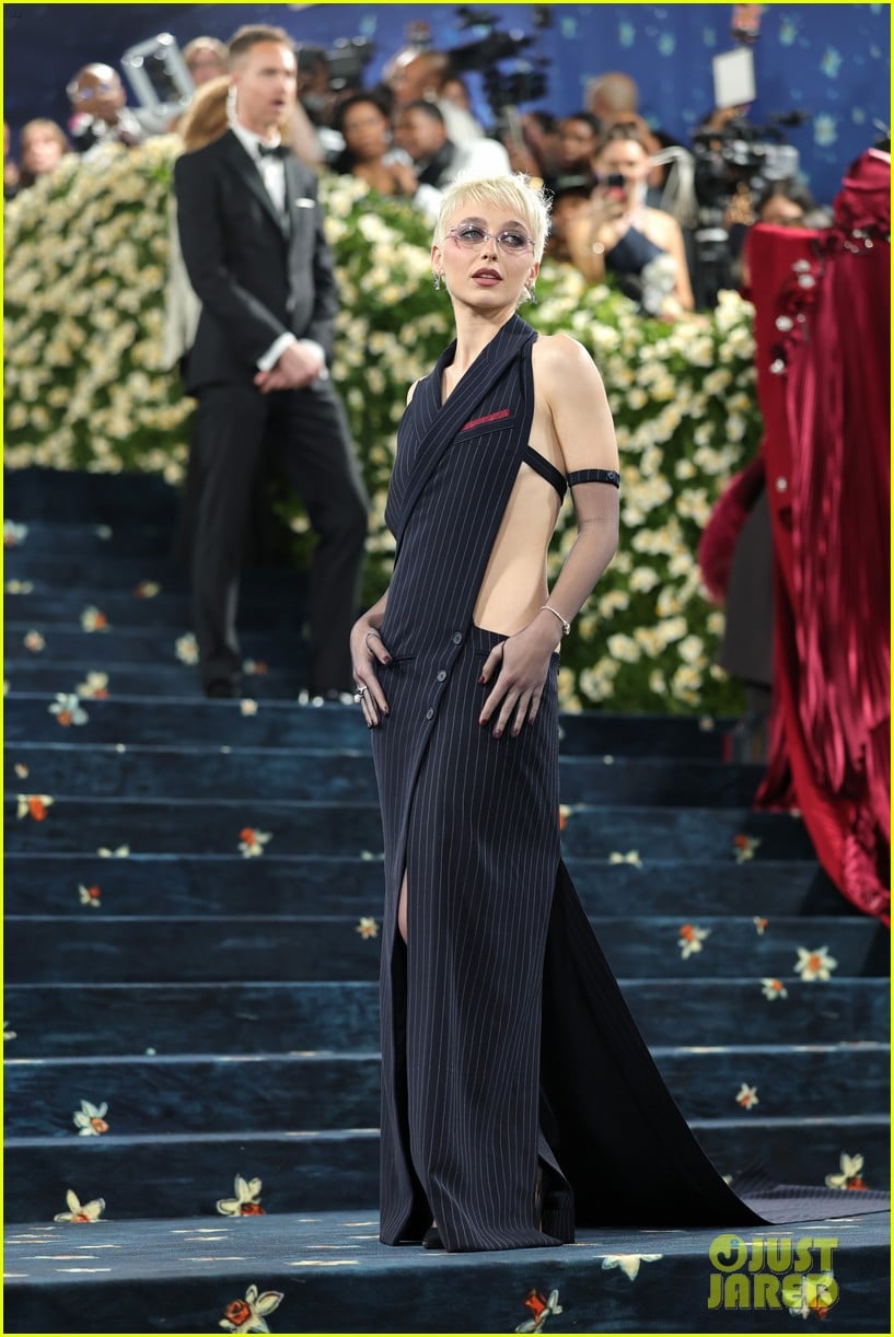 Vogue's Red Carpet Correspondent Emma Chamberlain Arrives for Met Gala ...