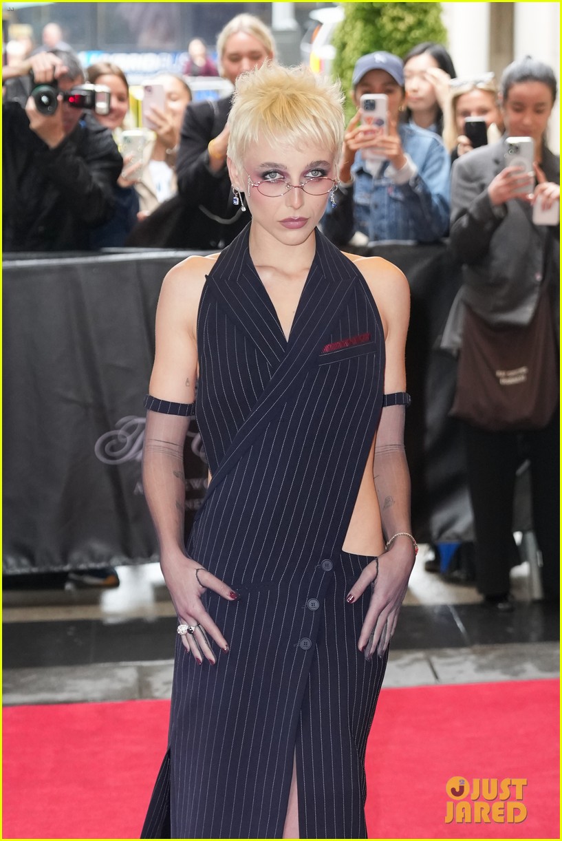 Vogue's Red Carpet Correspondent Emma Chamberlain Arrives for Met Gala ...