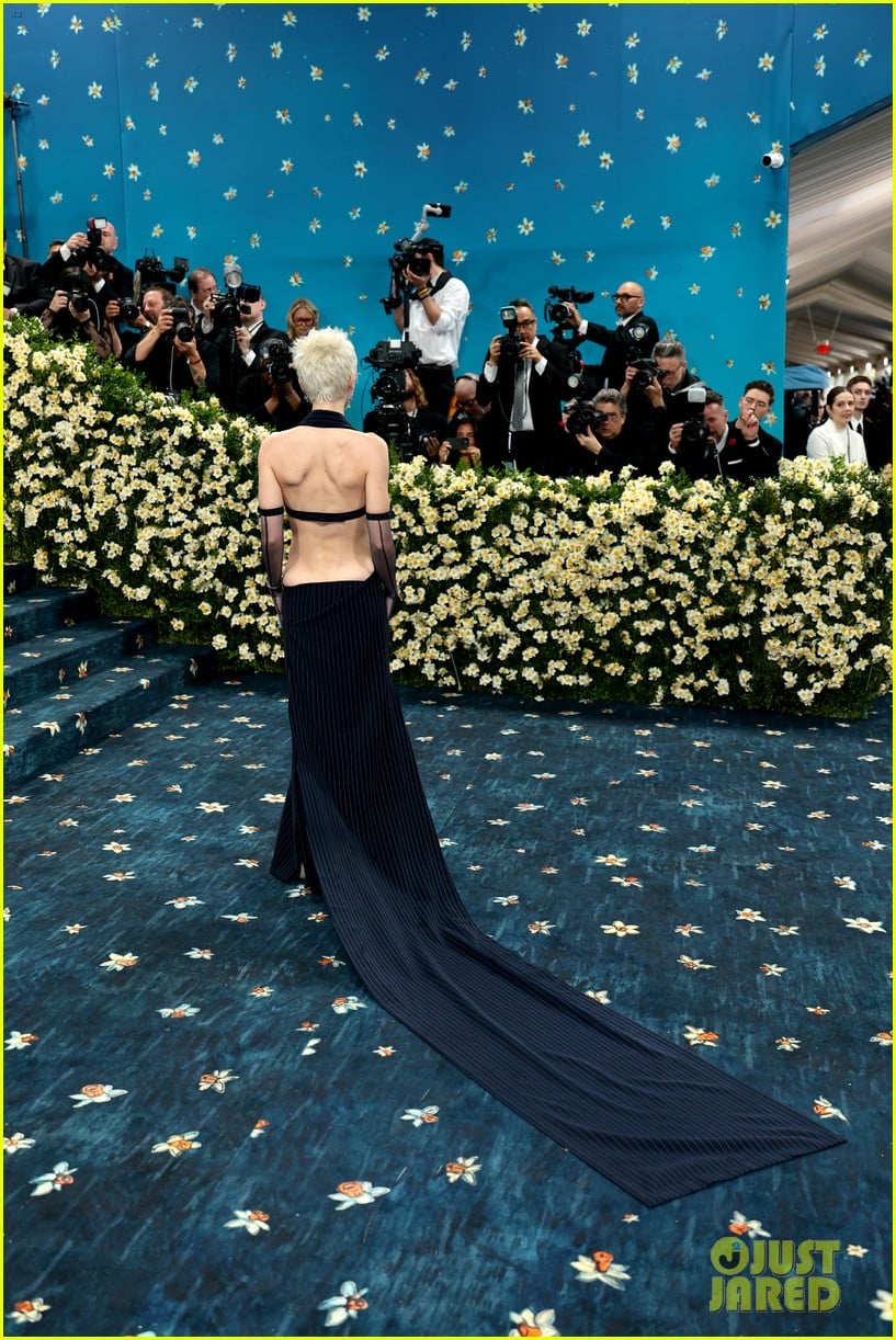 Vogue's Red Carpet Correspondent Emma Chamberlain Arrives for Met Gala ...