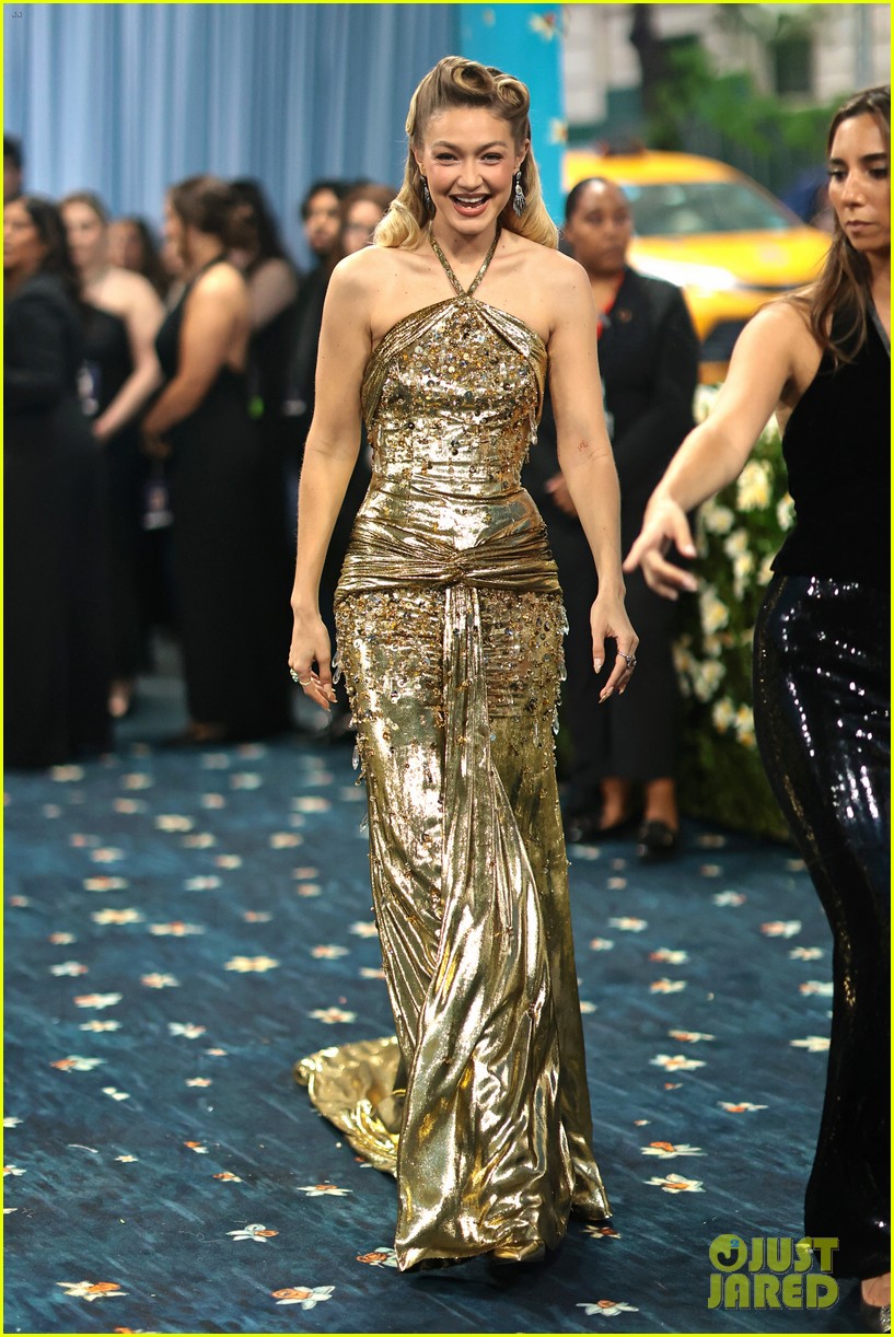 Gigi Hadid is Golden Goddess at Met Gala 2025: Photo 5153176 | Photos | Just Jared: Celebrity ...