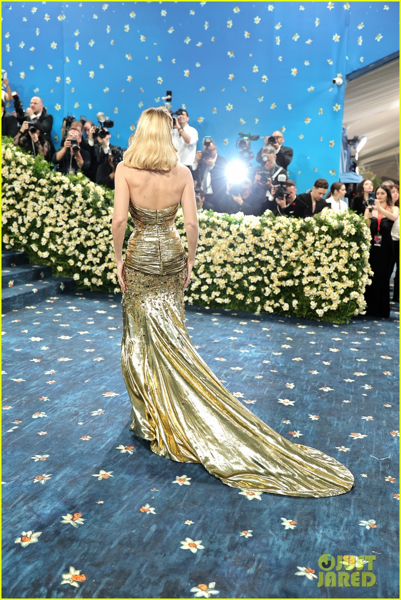 Gigi Hadid is Golden Goddess at Met Gala 2025: Photo 5153177 | Photos | Just Jared: Celebrity ...