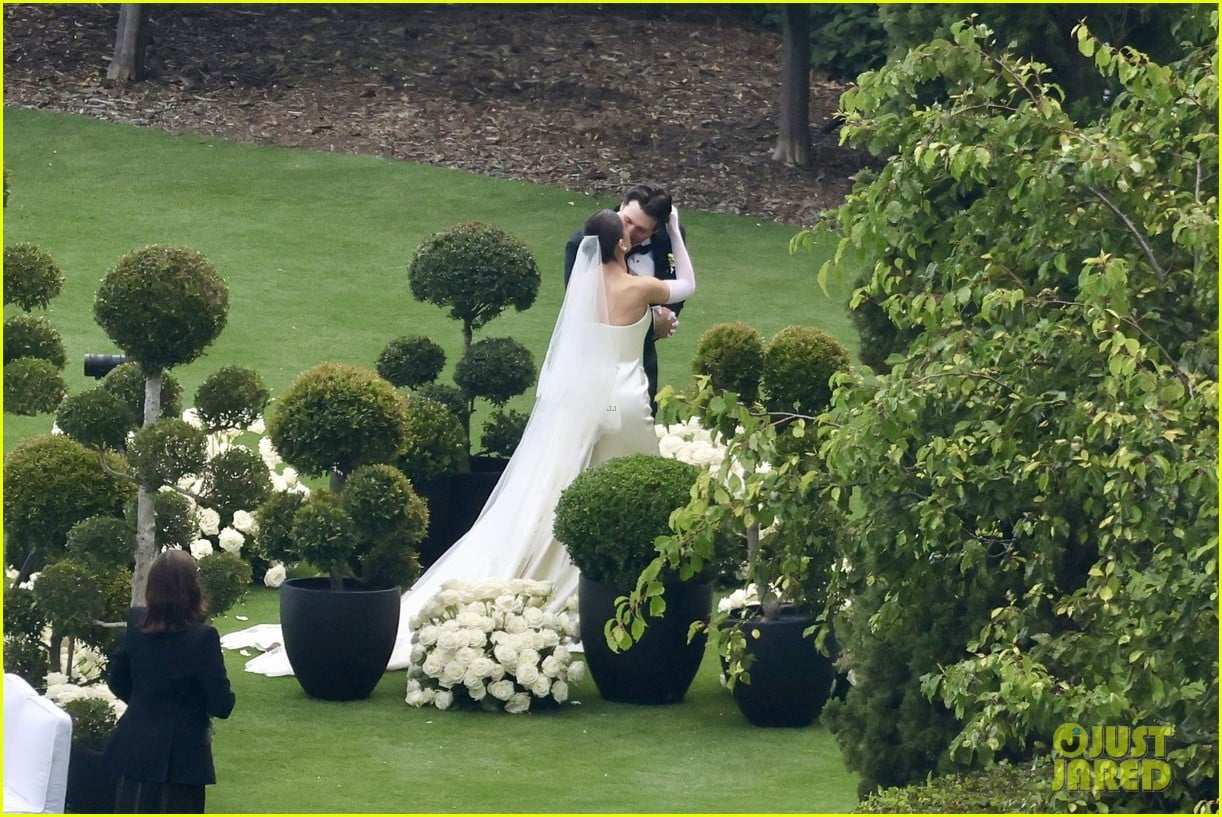 Hailee Steinfeld Marries Josh Allen In California Ceremony, Wedding ...