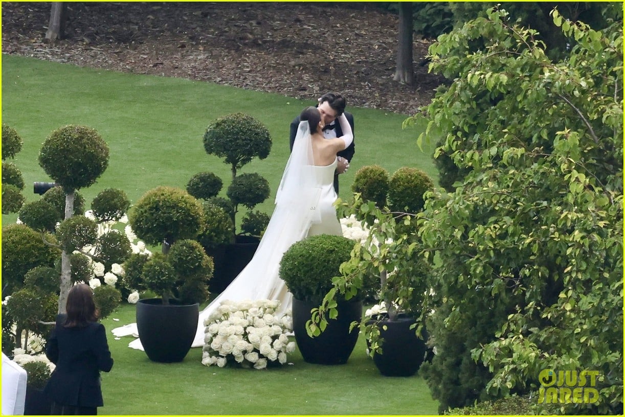 Hailee Steinfeld Marries Josh Allen In California Ceremony, Wedding ...