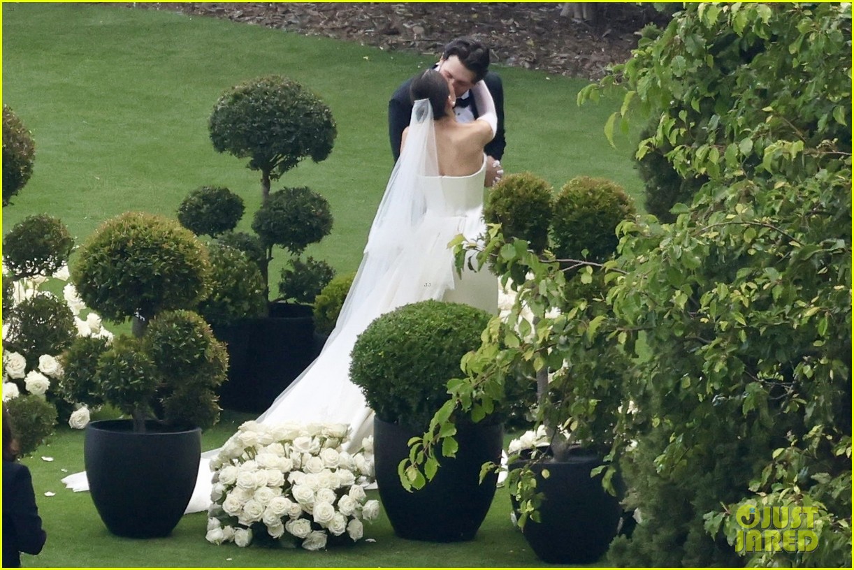 Hailee Steinfeld Marries Josh Allen In California Ceremony, Wedding ...