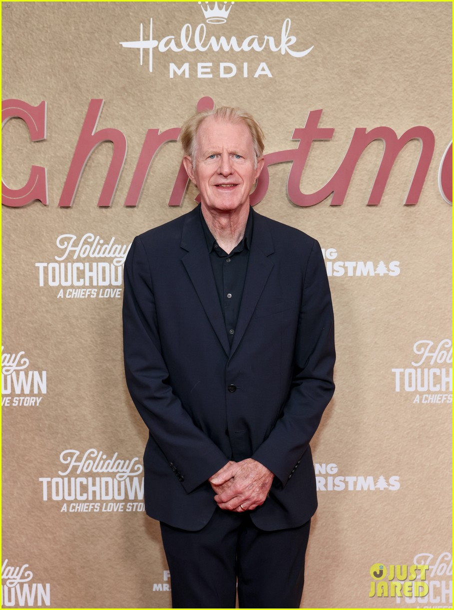 Hunter King & Tyler Hynes Get Back Into the Christmas Spirit at ...