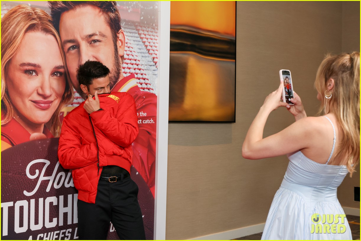 Hunter King & Tyler Hynes Get Back Into the Christmas Spirit at ...