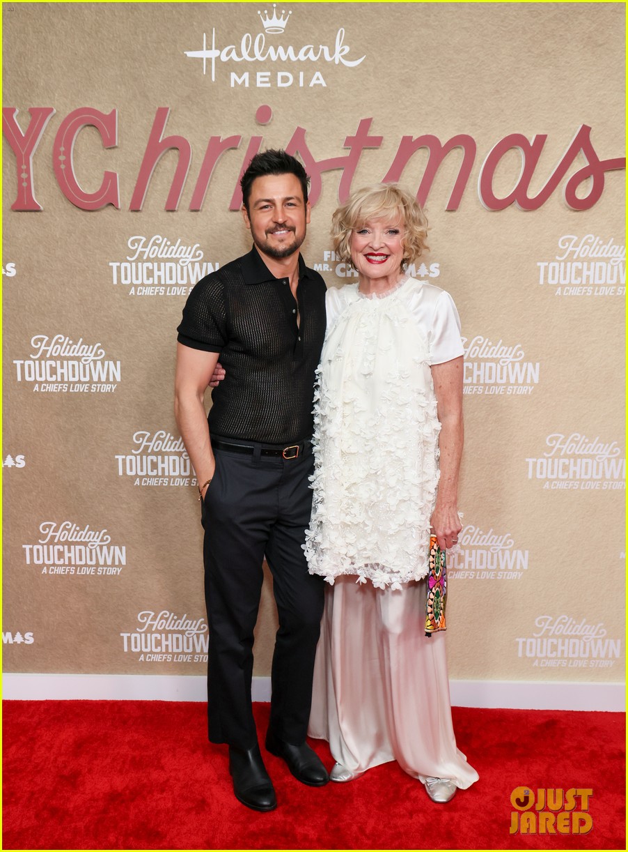 Hunter King & Tyler Hynes Get Back Into the Christmas Spirit at ...