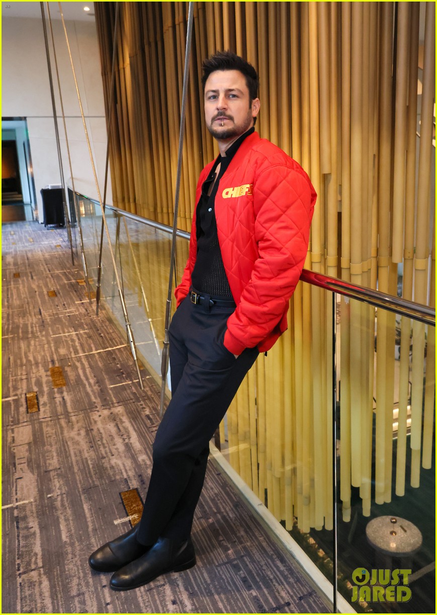 Hunter King & Tyler Hynes Get Back Into the Christmas Spirit at ...