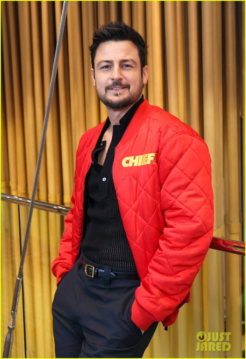 Hunter King & Tyler Hynes Get Back Into the Christmas Spirit at ...