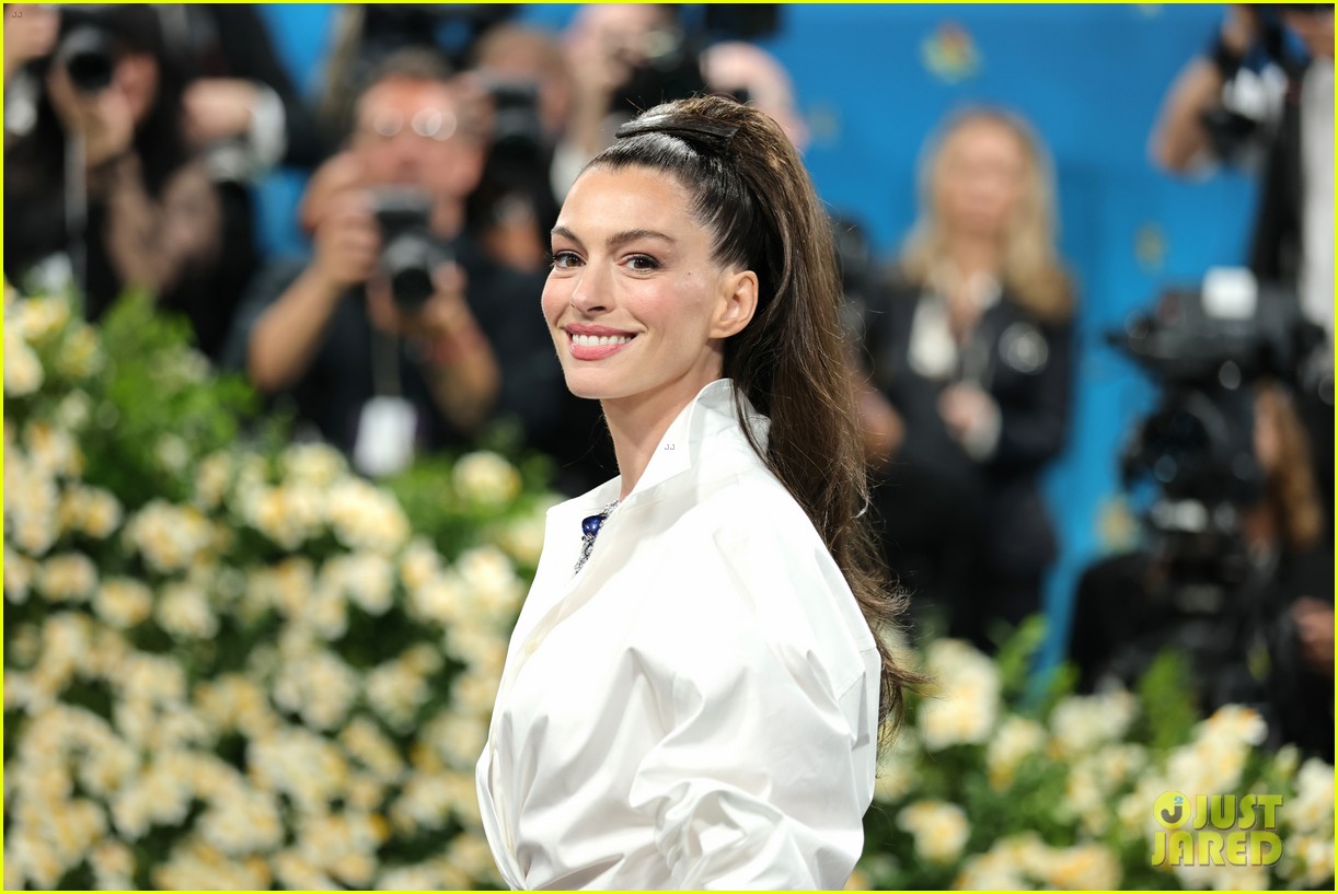 Anne Hathaway's Met Gala 2025 Look Pays Tribute to the Late Andre Leon ...