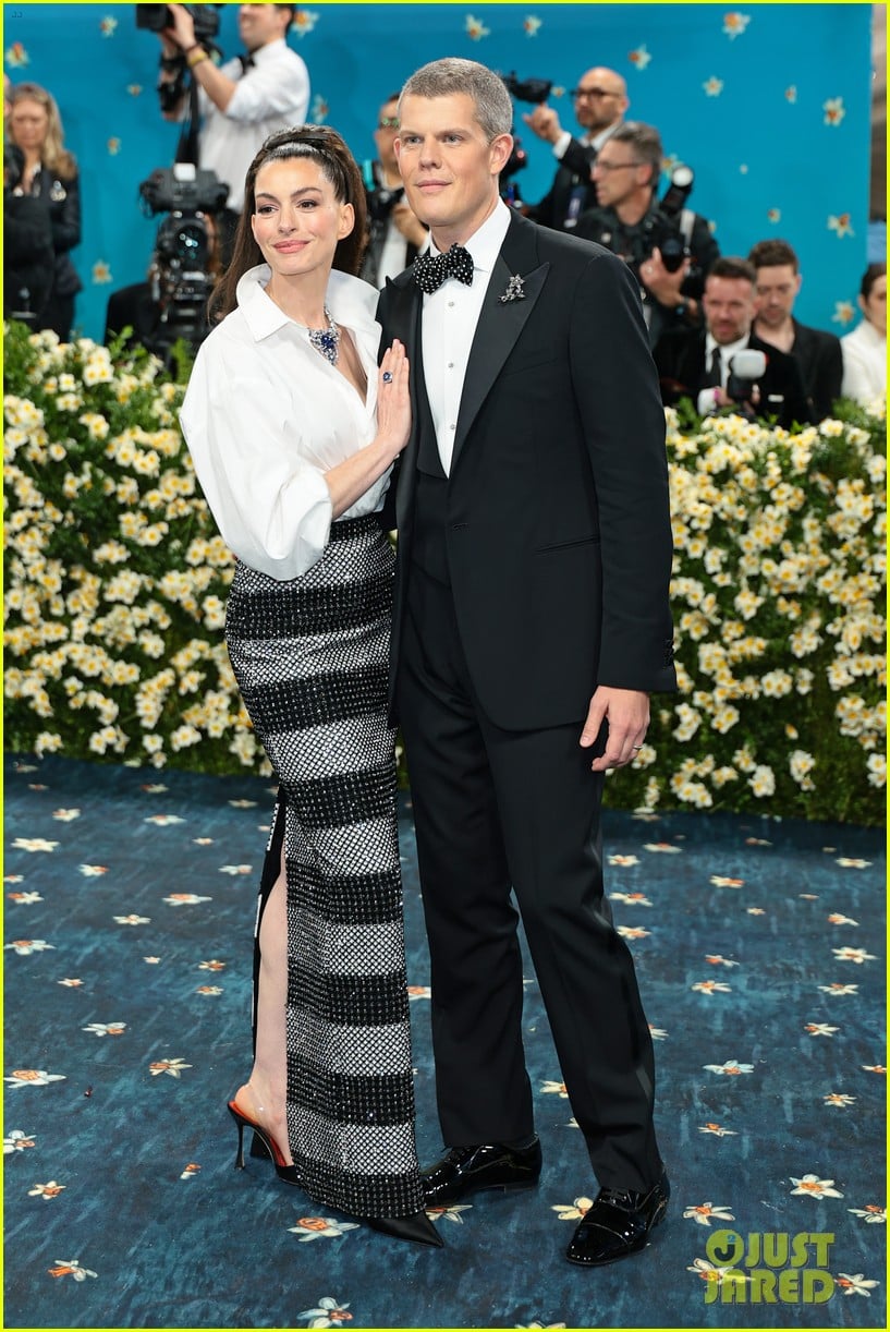 Anne Hathaway's Met Gala 2025 Look Pays Tribute to the Late Andre Leon Talley: Photo 5153481 ...