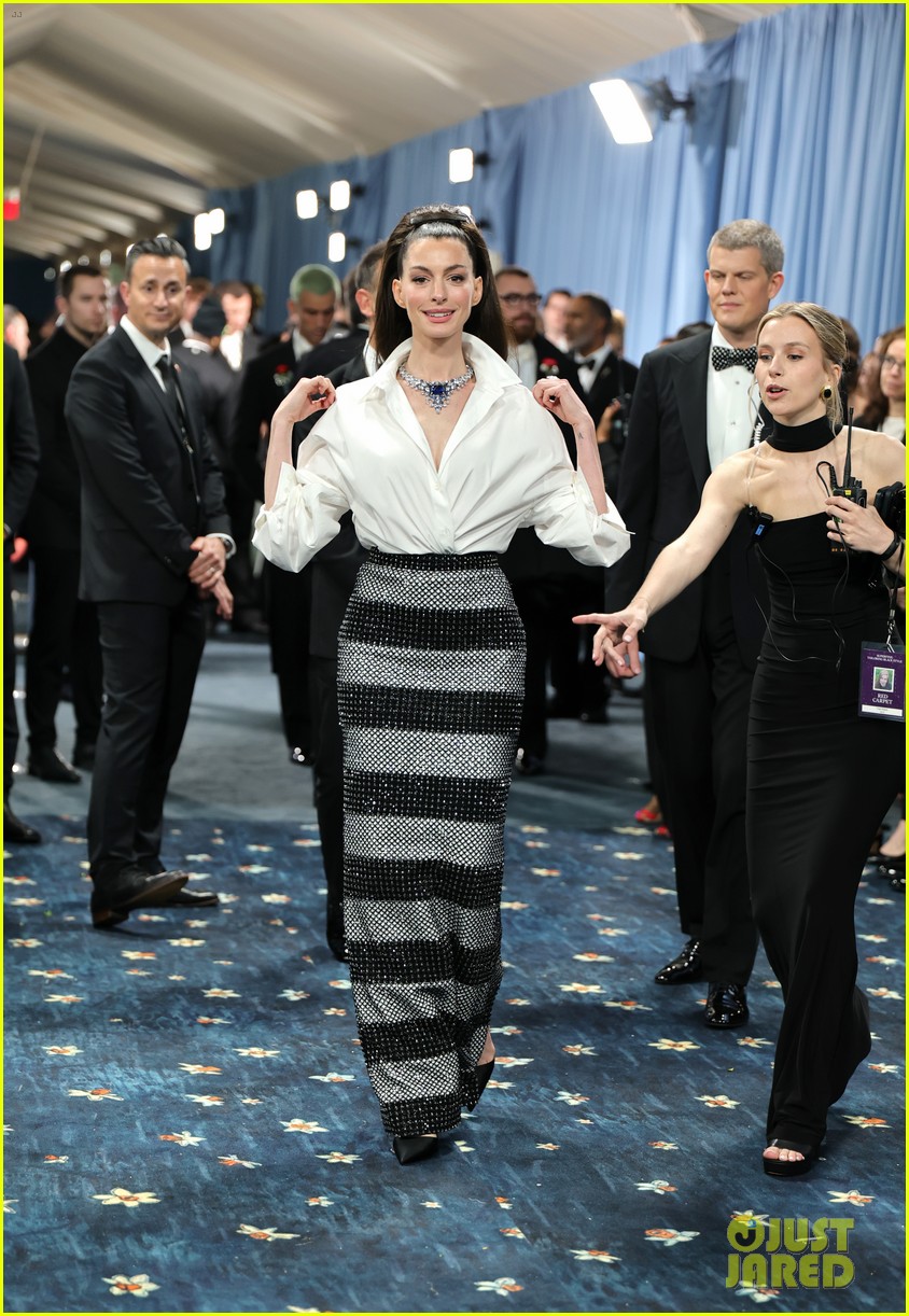 Anne Hathaway's Met Gala 2025 Look Pays Tribute to the Late Andre Leon ...