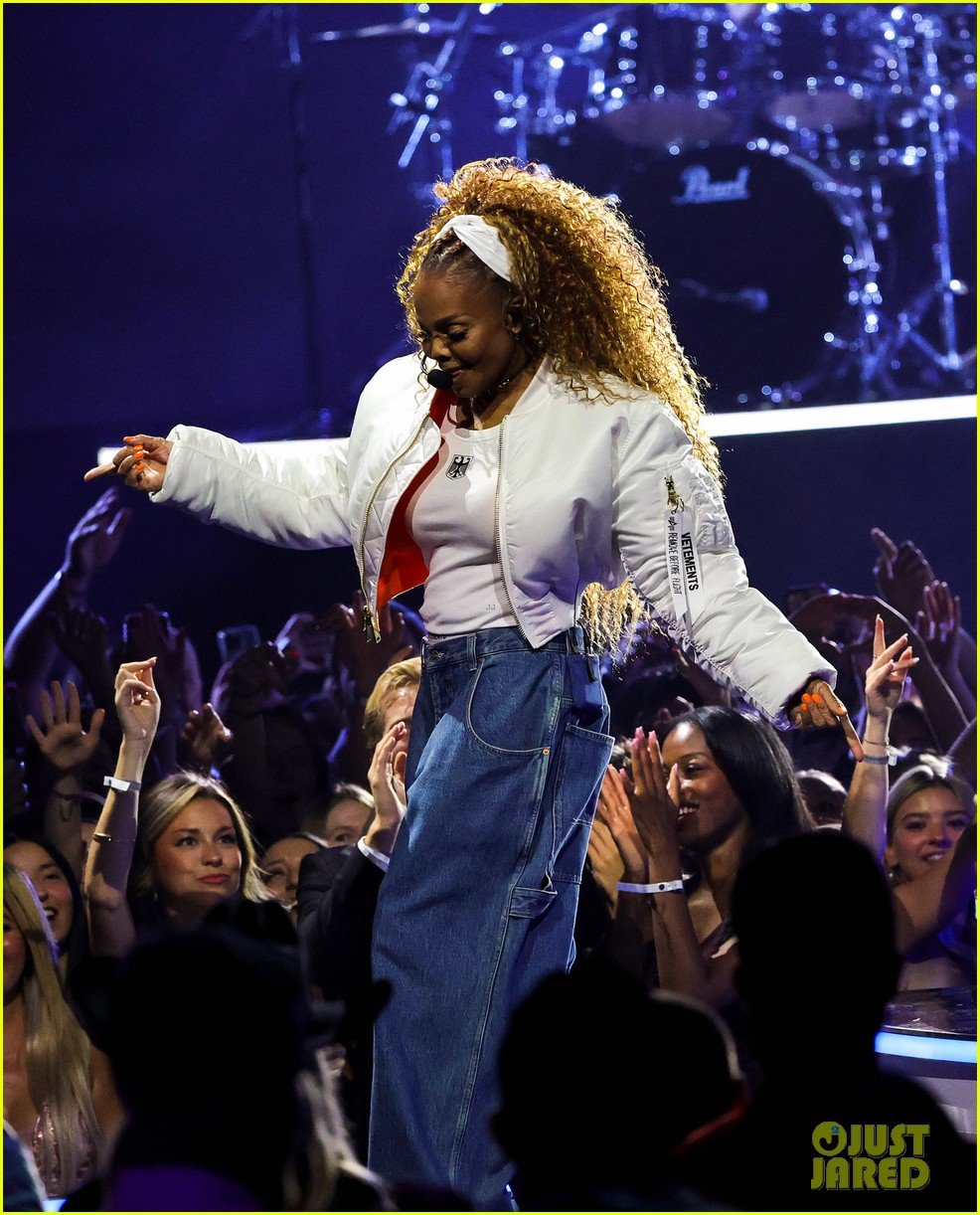 Janet Jackson Gives First TV Performance in 7 Years, Performs Medley at AMAs 2025: Photo 5164131 ...