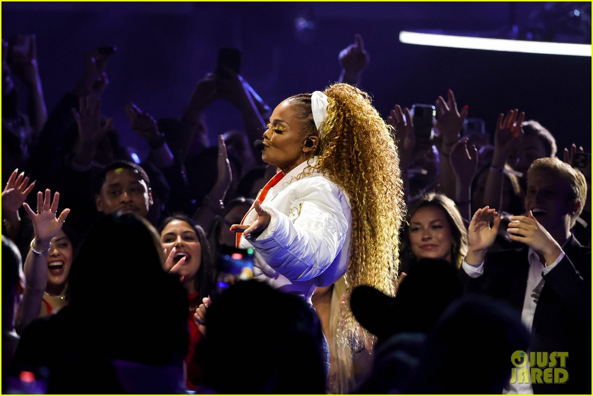 Janet Jackson Gives First TV Performance in 7 Years, Performs Medley at ...