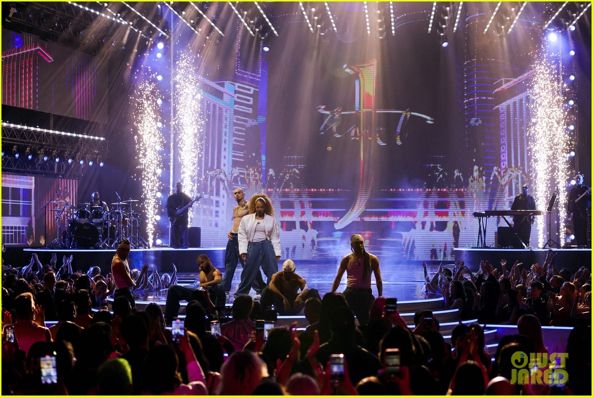 Janet Jackson Gives First TV Performance in 7 Years, Performs Medley at ...