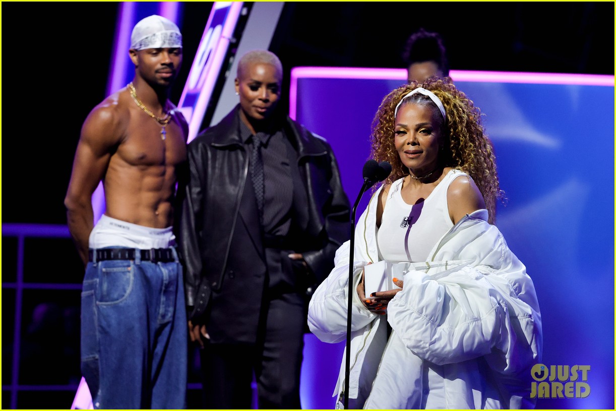 Janet Jackson Gives First TV Performance in 7 Years, Performs Medley at ...