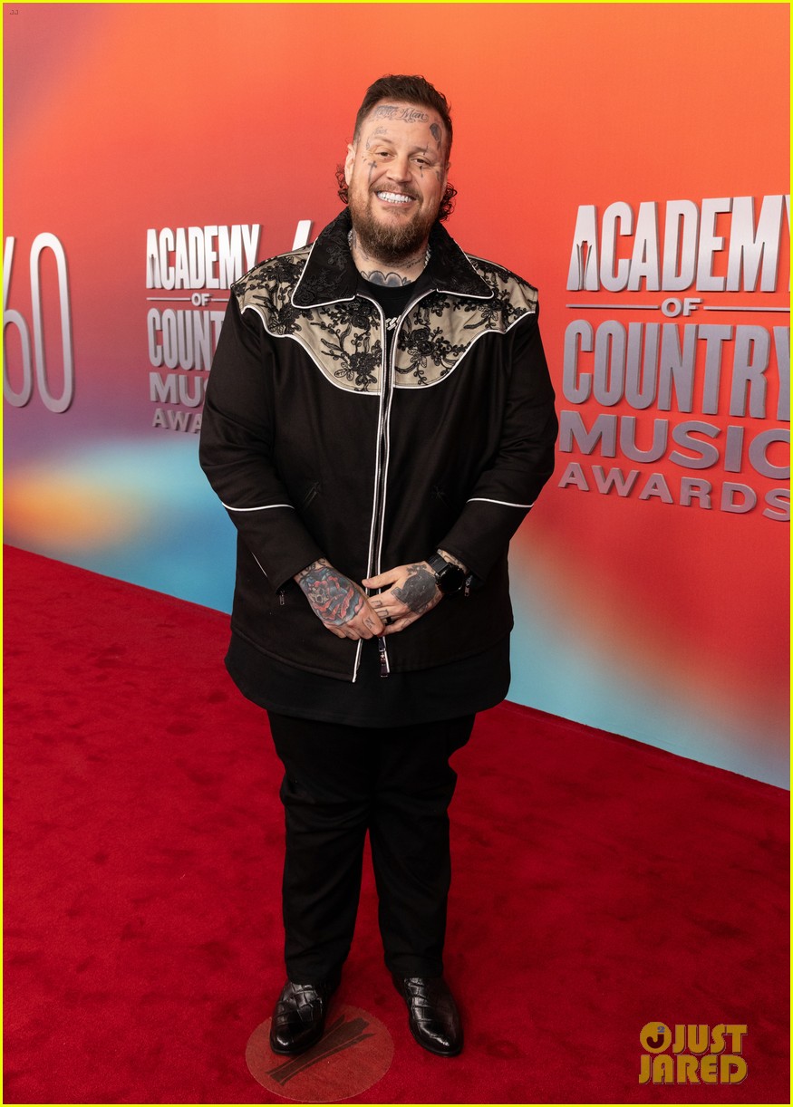 Jelly Roll & Bunnie XO Show PDA With a Kiss On the Red Carpet at ACM ...